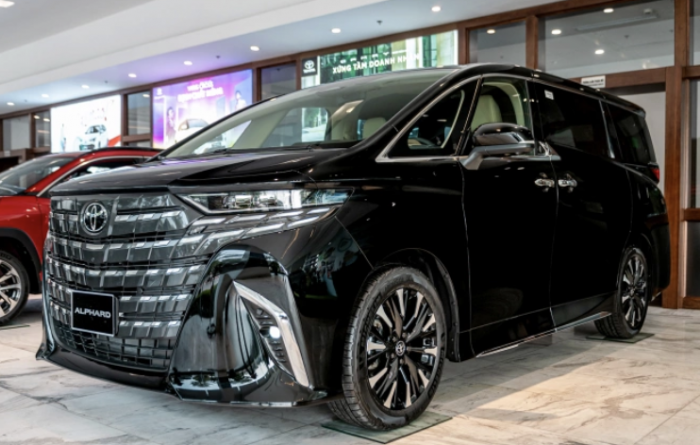 Toyota Camry, Alphard, Corolla Cross đồng loạt giảm giá: Xe hybrid bước ...