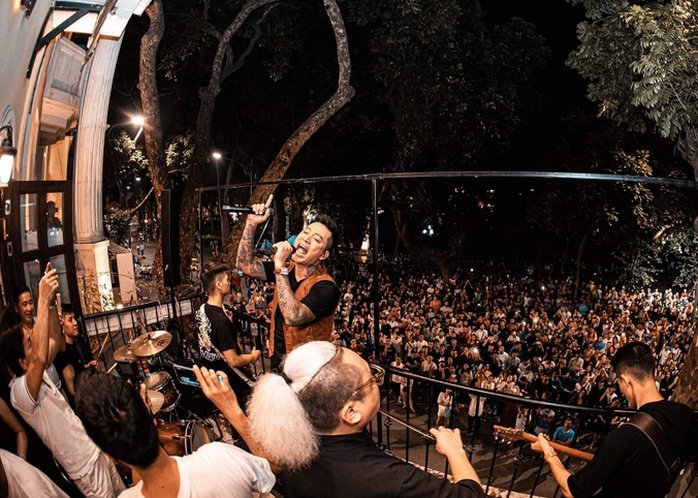 Tuấn Hưng dừng show hát ngẫu hứng tại ban công nhà riêng
