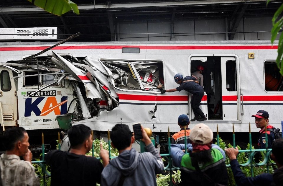 Indonesia công bố nguyên nhân sơ bộ vụ 2 đoàn tàu đâm nhau, xe VinFast ...