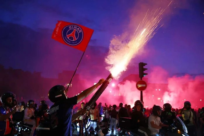 Paris chìm trong bạo loạn và khói cay sau chức vô địch Champions League ...
