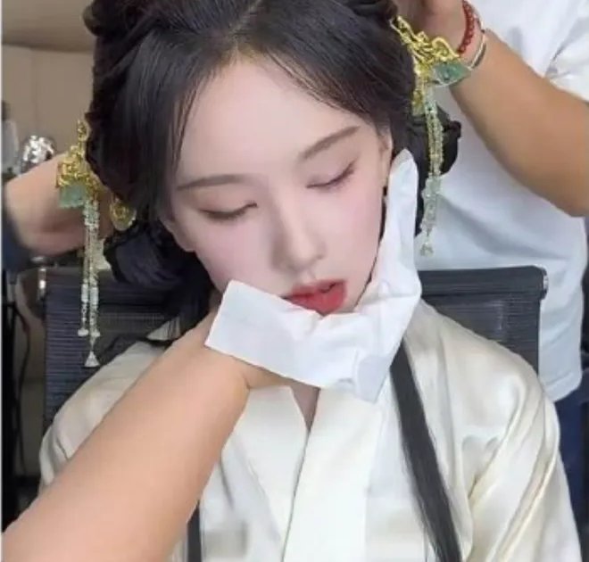 Thực hư clip Trần Đô Linh ngủ gật khi làm tóc, chuyên gia trang điểm ...