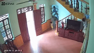 Clip "Spider-Man nhí" leo trèo như phim hành động trong phòng khách ...