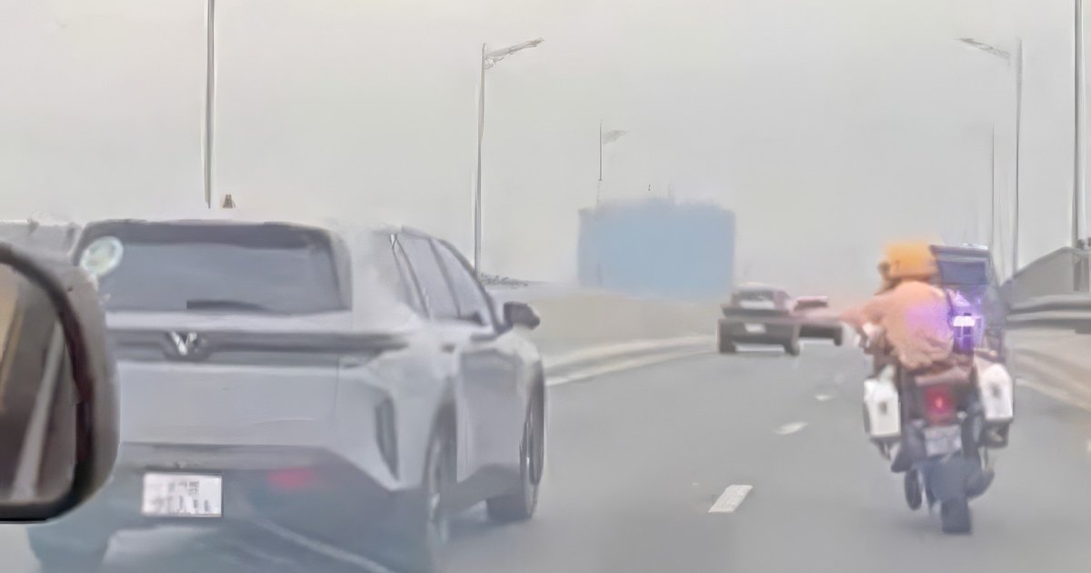 CSGT Hà Nội mở đường giữa giờ cao điểm, kịp đưa sản phụ có dấu hiệu ...